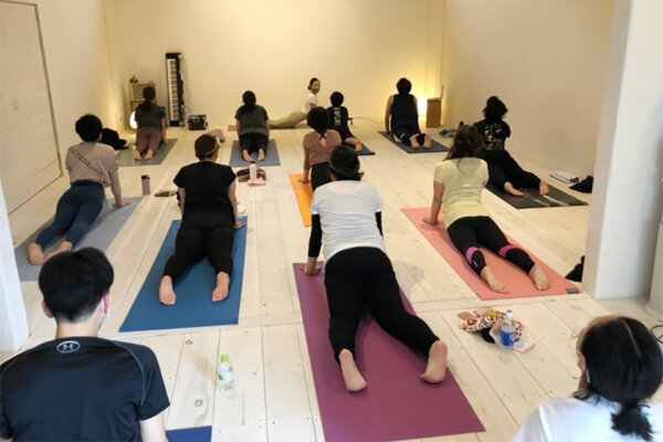 YOGA STUDIO CHEEKS | SANOMEDIA Web